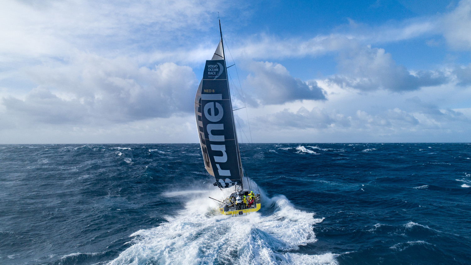 Team Brunel wygrywa dramatyczny etap Volvo Ocean Race - WP SportoweFakty