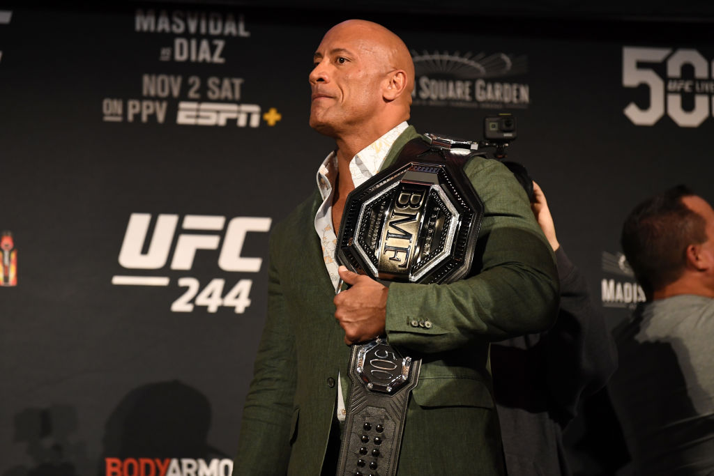 MMA. UFC 244. Dwayne "The Rock" Johnson na ceremonii ważenia. Wręczy ...