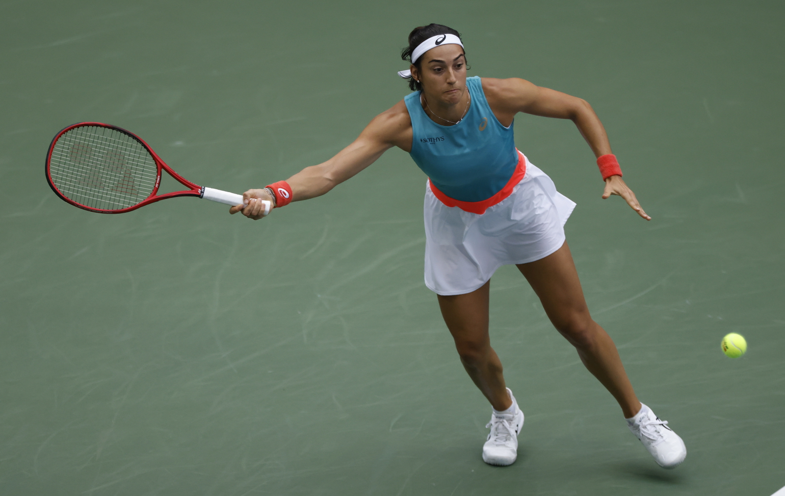 Francuzka powstała z kolan i będzie rywalką Linette. 17-letnia Czeszka ...